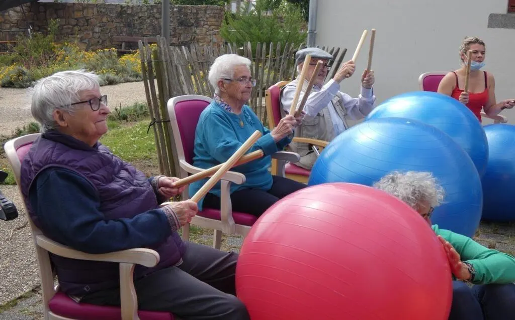 Penvénan. L’Ehpad au grand complet fête la musique - Saint-Brieuc ...