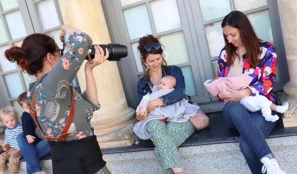 À Laval, une séance photo pour « normaliser » l’allaitement en ville ...
