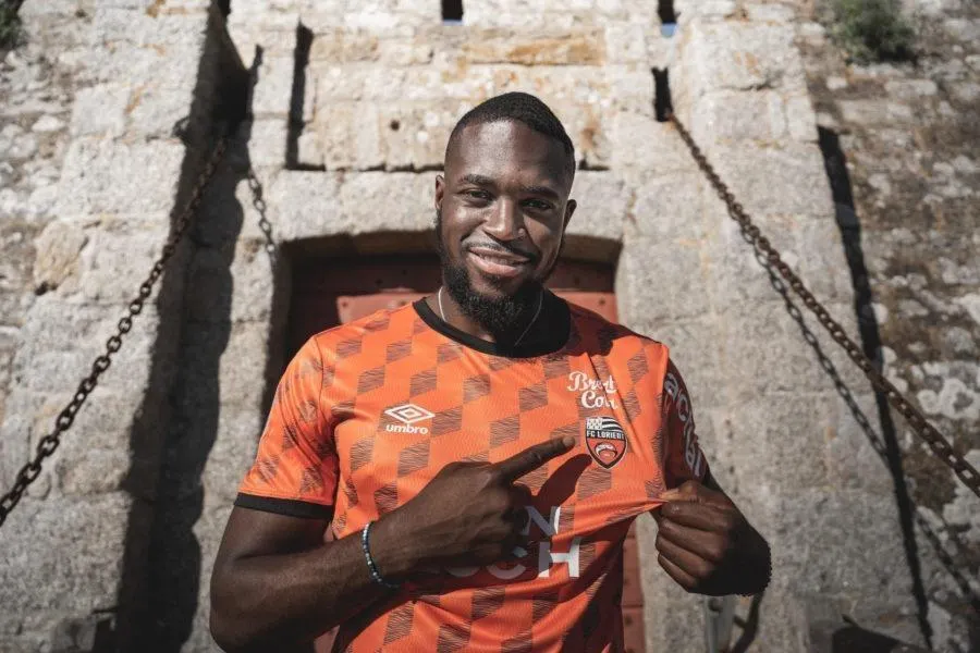 FC Lorient. C’est officiel : le gardien Yvon Mvogo signe avec les Merlus . Sport - La Roche sur ...