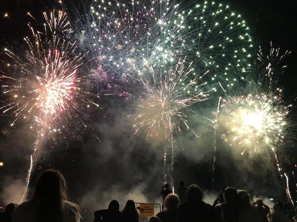 La foule au rendez-vous pour le très attendu feu d’artifice du 14 juillet à Caen - Caen.maville.com