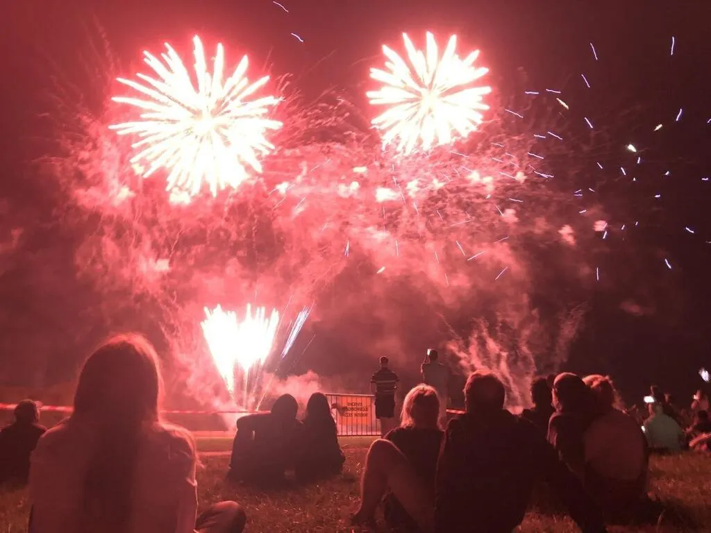La foule au rendez-vous pour le très attendu feu d’artifice du 14 juillet à Caen - Caen.maville.com