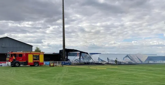 Châteaubriant. La tribune du stade de football ravagée par un incendie ...