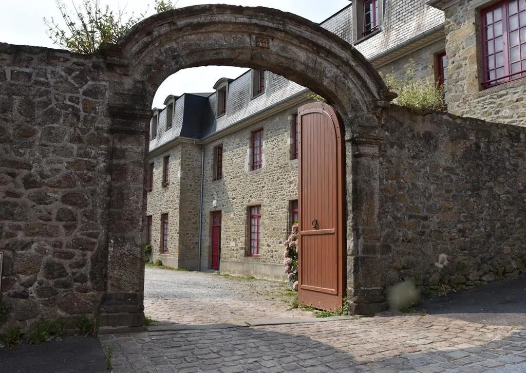 Découvrir les trois quartiers typiques de Coutances : une randonnée ...