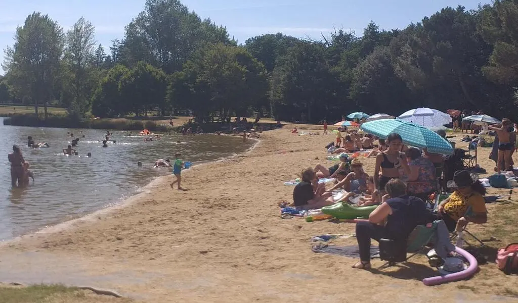 Plessé. L’étang de Buhel, les estivants apprécient la plage - Nantes ...