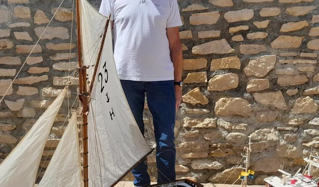Lion-sur-Mer. Didier expose ses maquettes de bateaux au Trianon - Caen ...