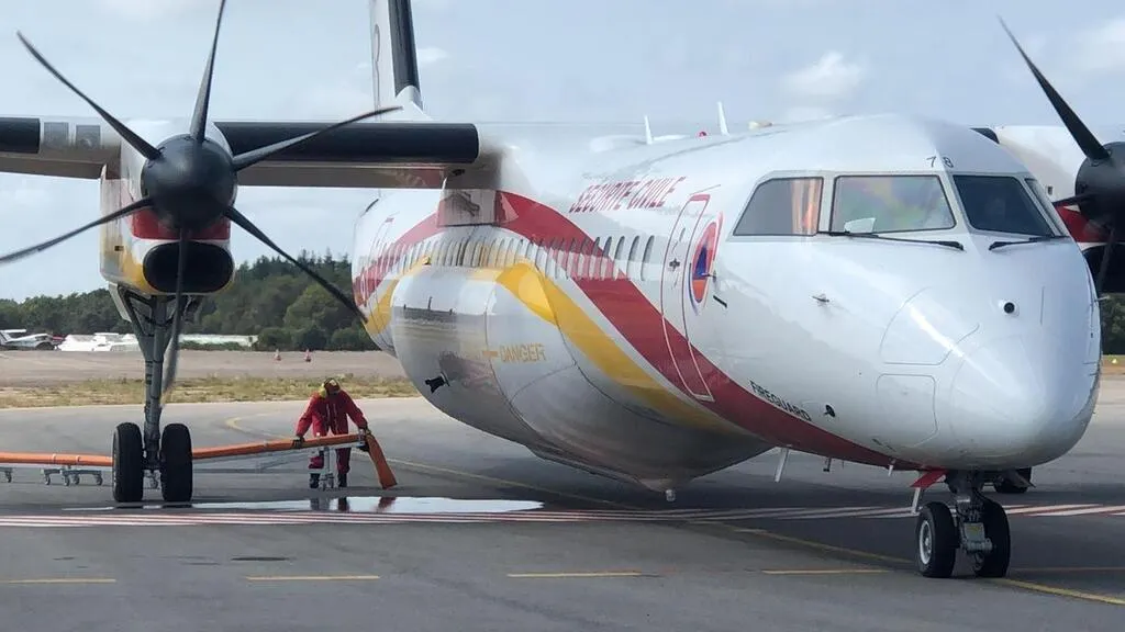 Incendies dans les monts d’Arrée : un avion Dash arrose de retardant un ...