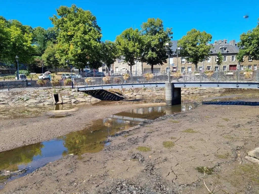 Sécheresse. L’écluse de Vire Normandie presque vide, les habitants s ...
