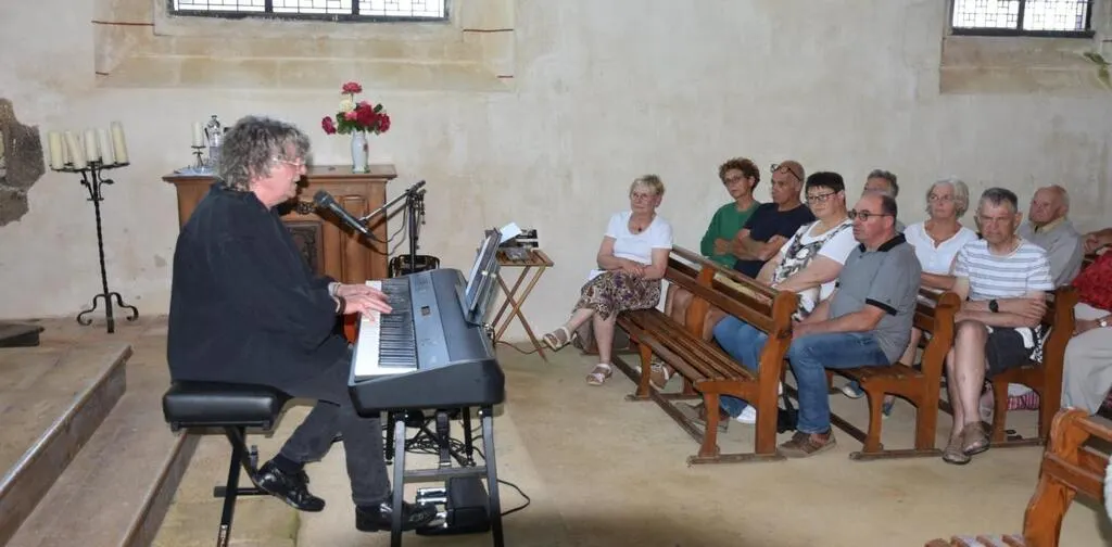 Pommerit-le-Vicomte. Léa a chanté les titres d’Edith Piaf à la chapelle ...
