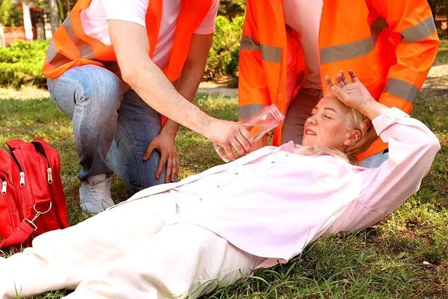 Crampes, vertiges, nausée… Comment reconnaître un coup de chaleur ...