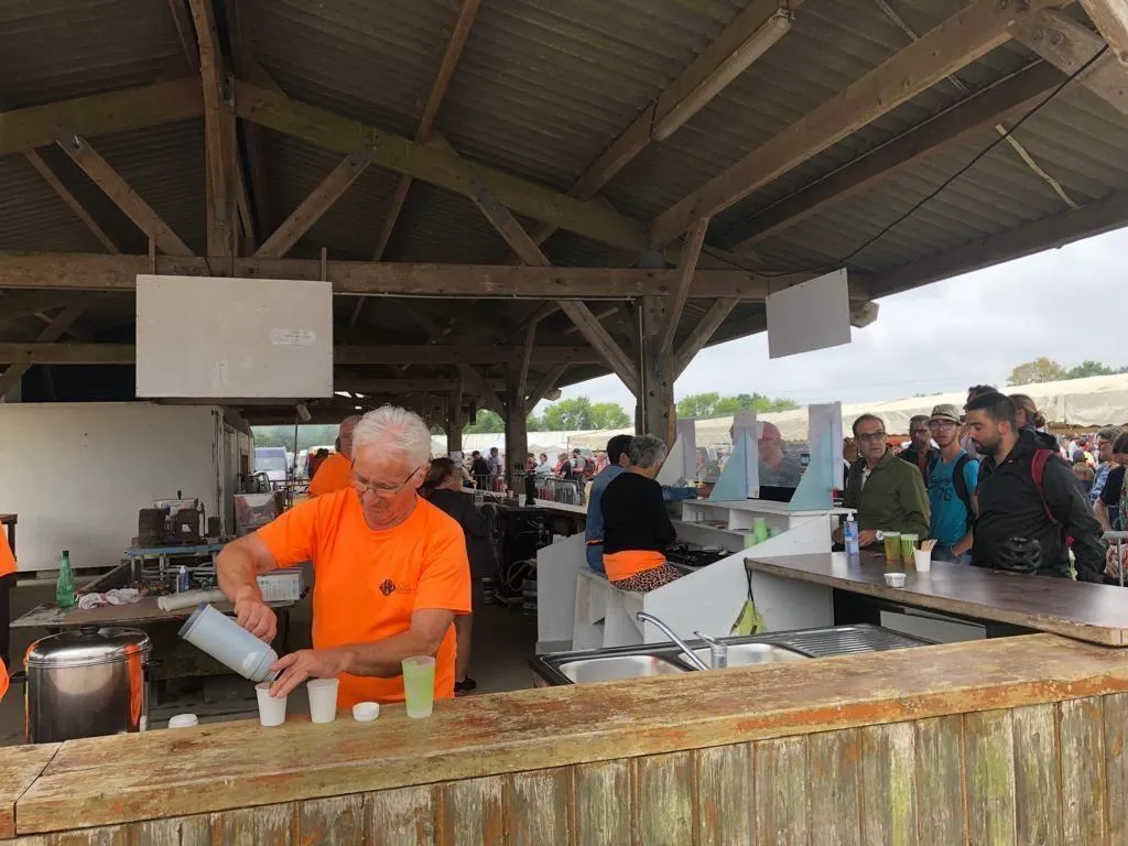 En images. Une journée à chiner aux Puces ligneronnaises - La Roche sur ...