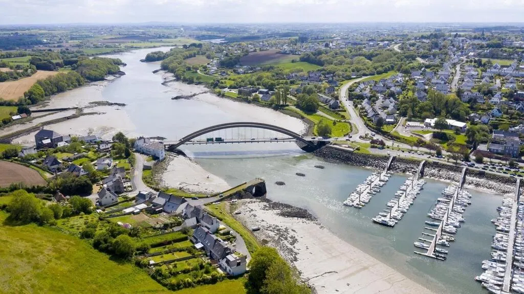 Tréguier. Deux siècles d’histoire coulent sous le pont Canada - Saint ...