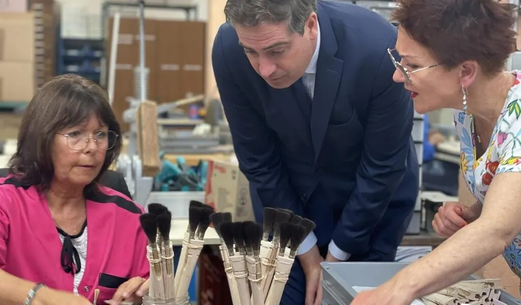 Saint-Brieuc. Oliver Brecht, ministre délégué, salue les pinceaux ...