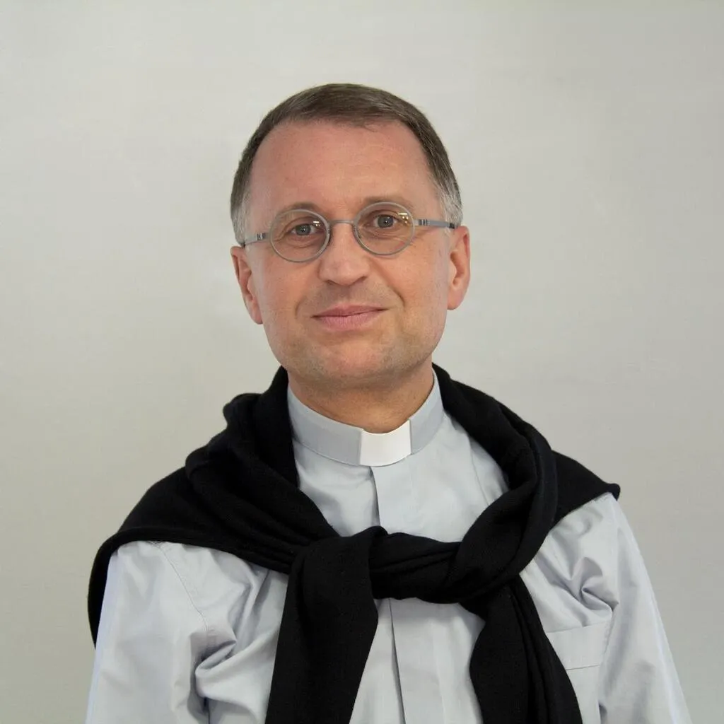 Carl Bassompierre est le nouveau curé de Fontenay-le-Comte - La Roche ...