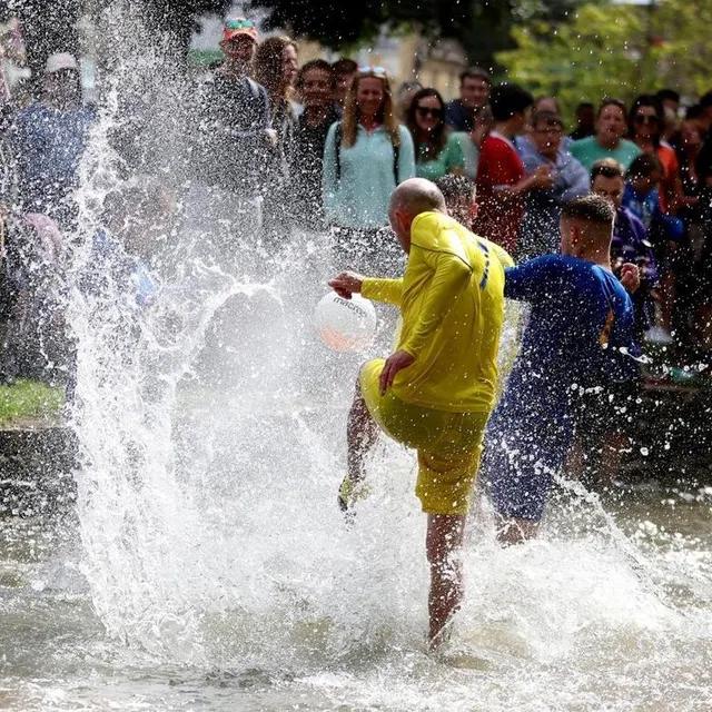 EN IMAGES. Depuis un siècle, un match de football est organisé dans une ...