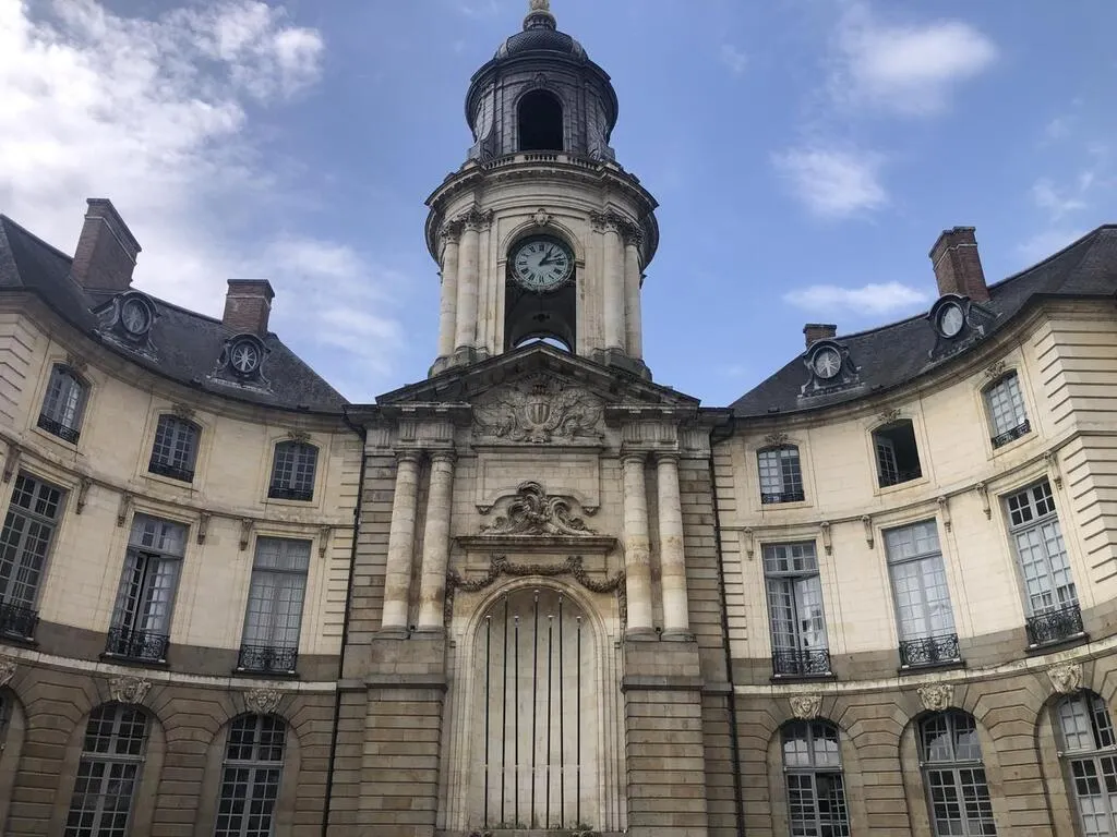 Rennes. Pourquoi l’horloge de la mairie a-t-elle souvent du retard ...