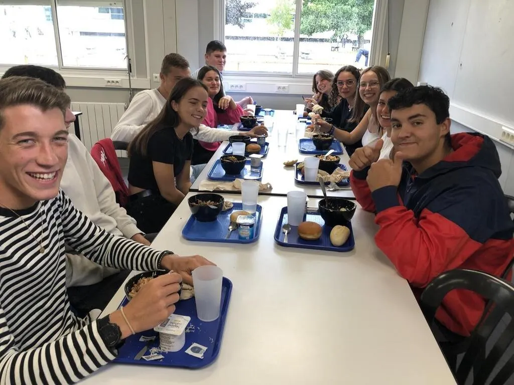 REPORTAGE. Dans ce lycée de Pontivy, manger à la cantine, c’est aussi ...