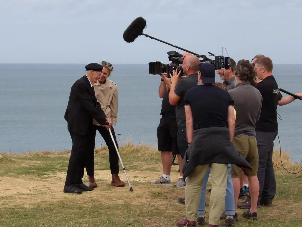 Le vétéran et sa petite fille, star de la télé anglaise, en tournage ...