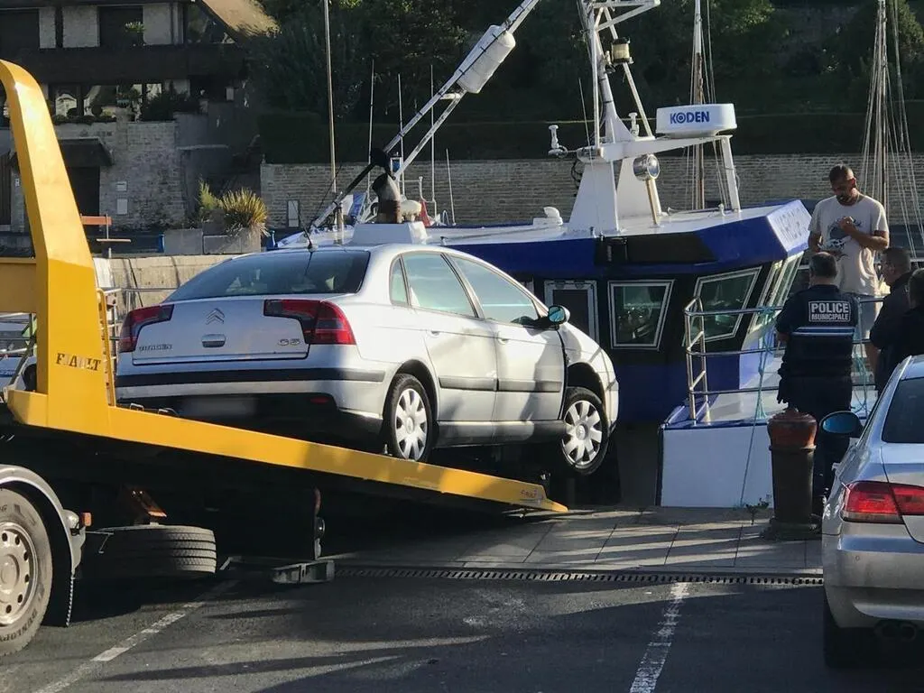 INSOLITE. À Port-en-Bessin, une voiture s’encastre dans un bateau de pêche - Caen.maville.com