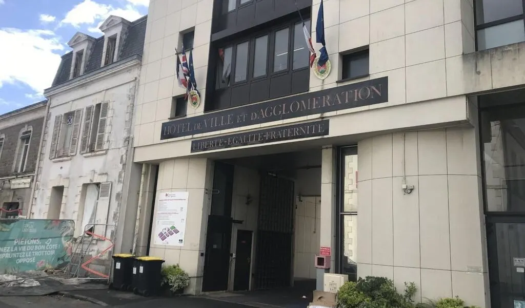 Mort d’Élizabeth II. Le drapeau du Royaume-Uni en berne à La Roche-sur ...