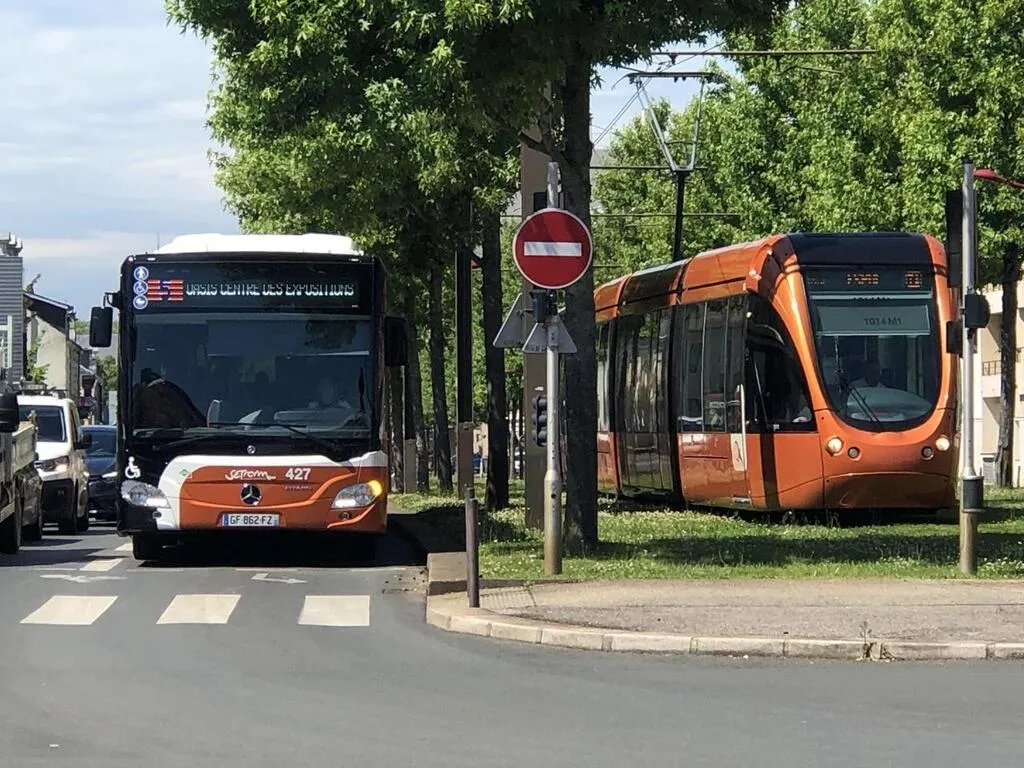 Le Mans. Dans le bus et le tram, des extraits de livres à découvrir sur ...