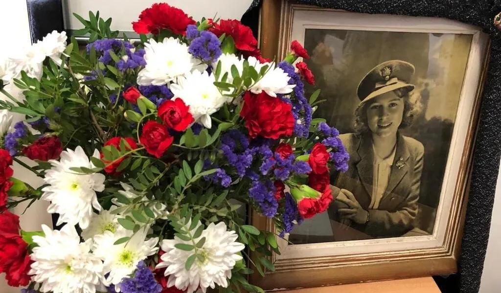 Mort de la reine Élizabeth II : les petits mots des Nantais sur le ...