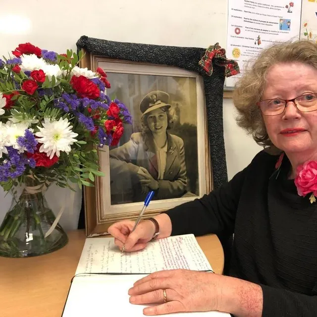 Mort de la reine Élizabeth II : les petits mots des Nantais sur le ...