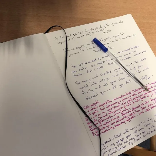 Mort de la reine Élizabeth II : les petits mots des Nantais sur le ...