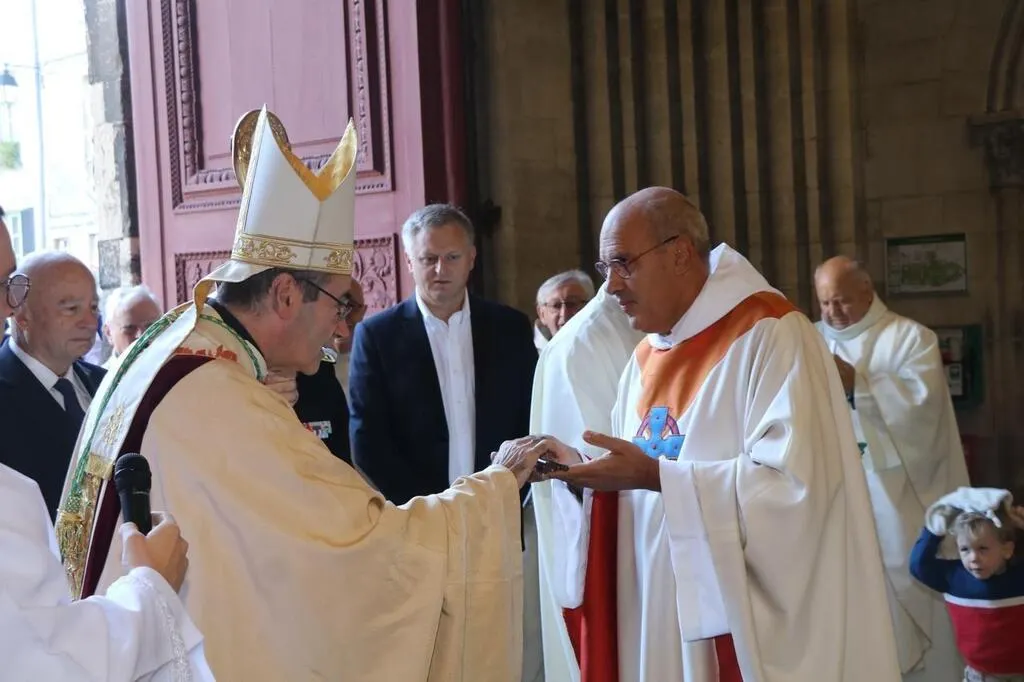 Le père Emmanuel Péteul est le nouveau curé de la cathédrale de Bayeux ...