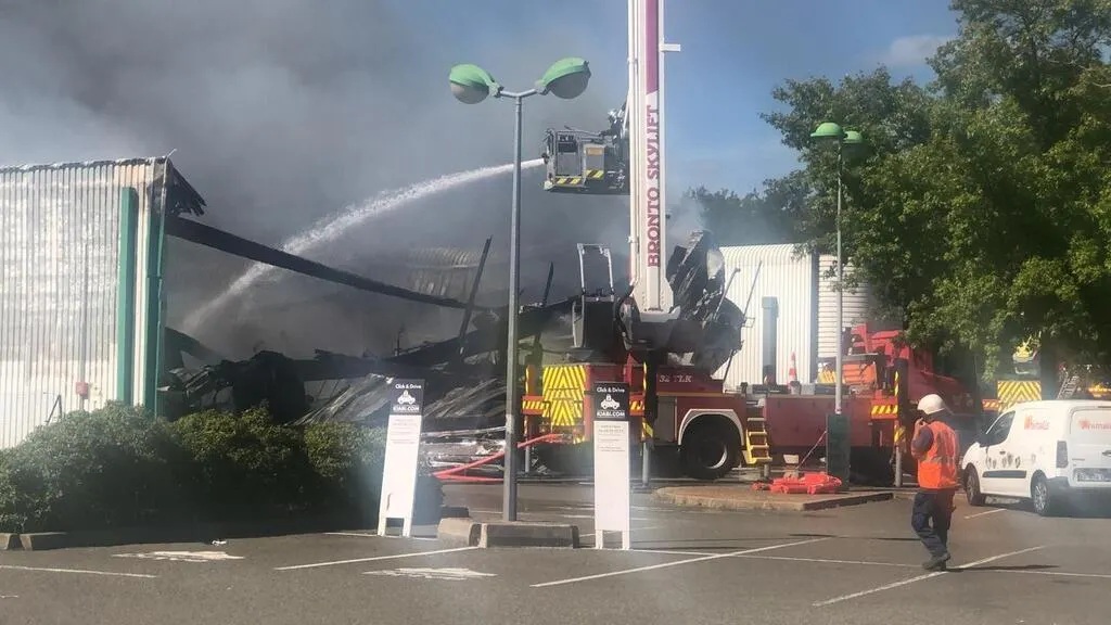 Incendie dans la zone nord du Mans. Le magasin Animalis détruit par le ...