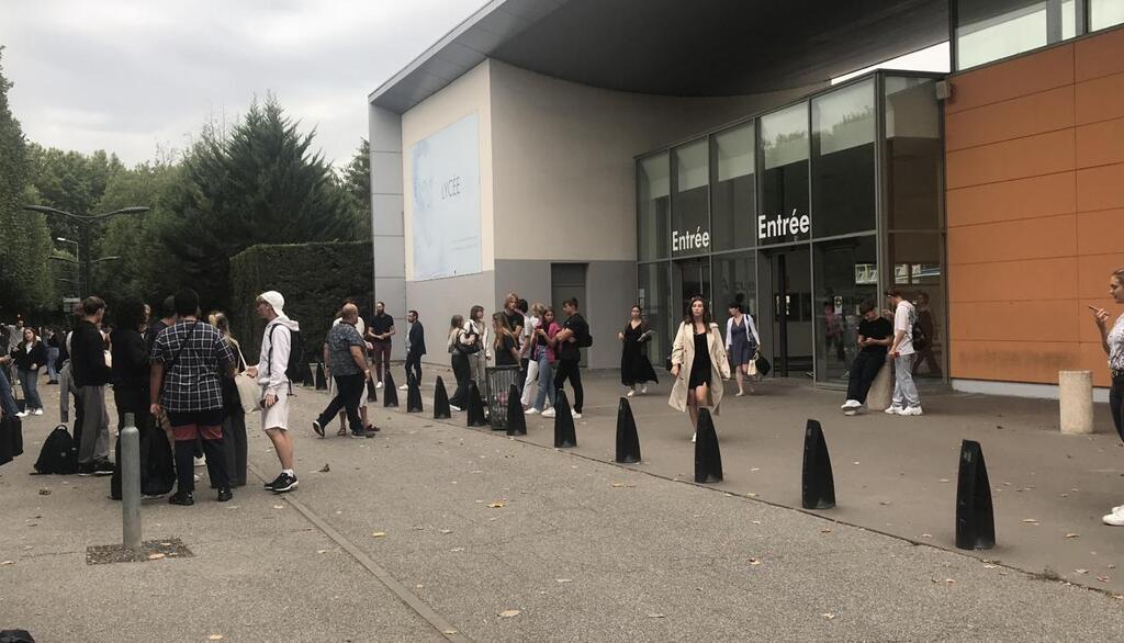 Enseignante poignardée à Caen. À la sortie des cours, l’émotion règne ... Enseignante poignardée à Caen. À la sortie des cours, l’émotion règne ...
