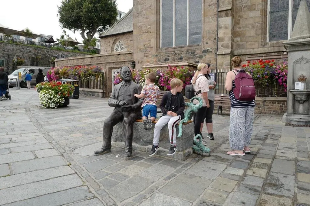Plongée au cœur de l’œuvre restaurée de Victor Hugo, sur l’île de ...