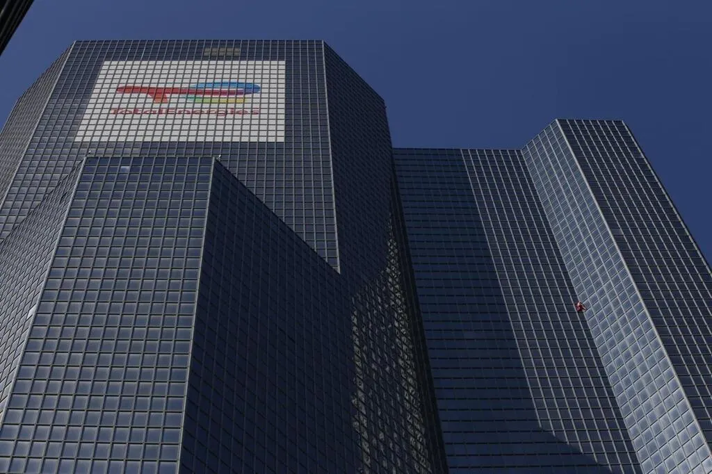 VIDÉO. À 60 ans, le « Spider-Man français » escalade la tour Total de ...