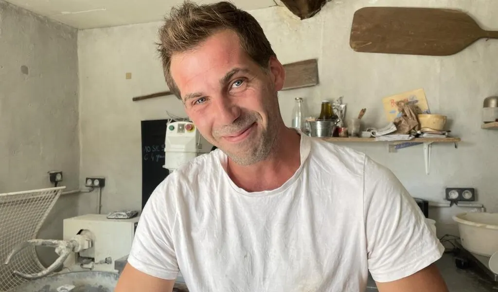 Dans ce petit village du Calvados, Quentin pétrit son pain bio au ...