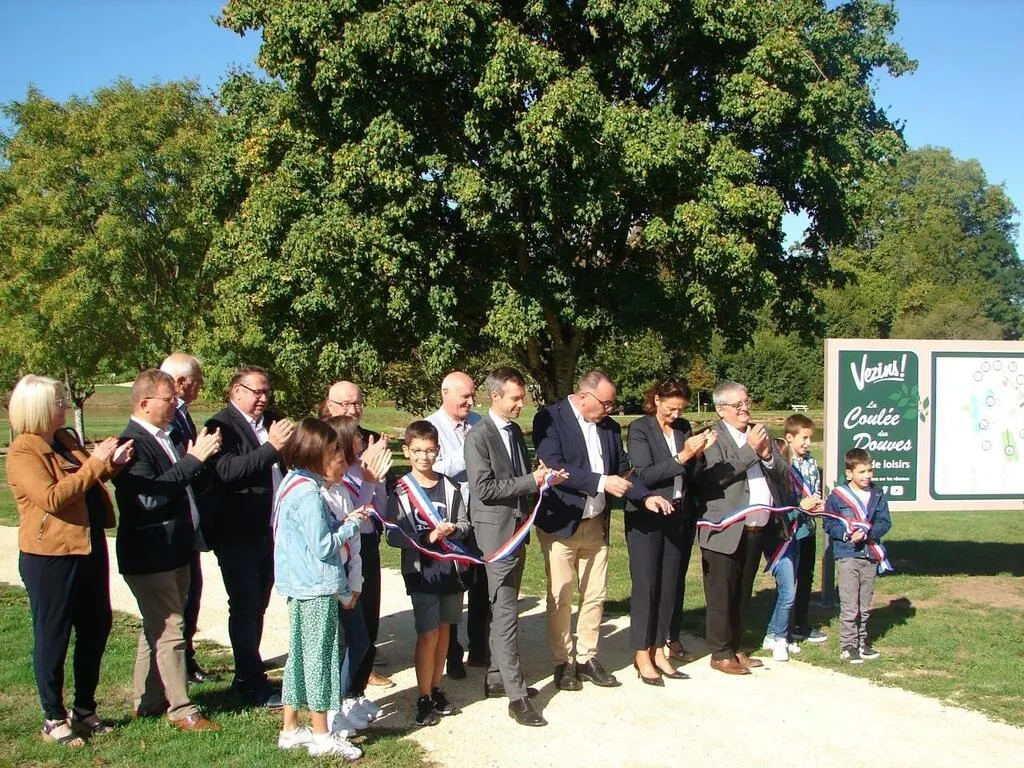 Vezins. Les élus ont inauguré La coulée des Douves - Angers.maville.com