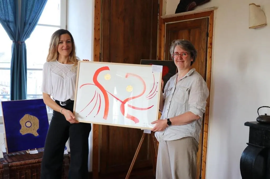 Elle accueille une artiste et des visiteurs dans son salon, à Dinan, le ...