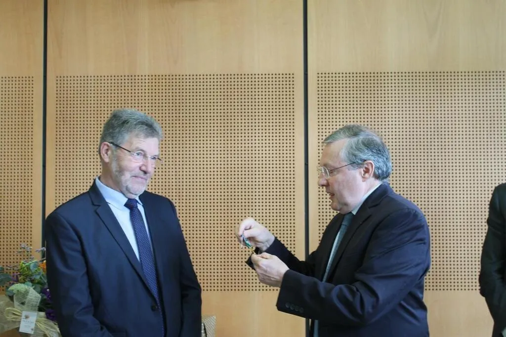 À Sideville, Henri Destrés à l’honneur pour quarante-sept ans d ...