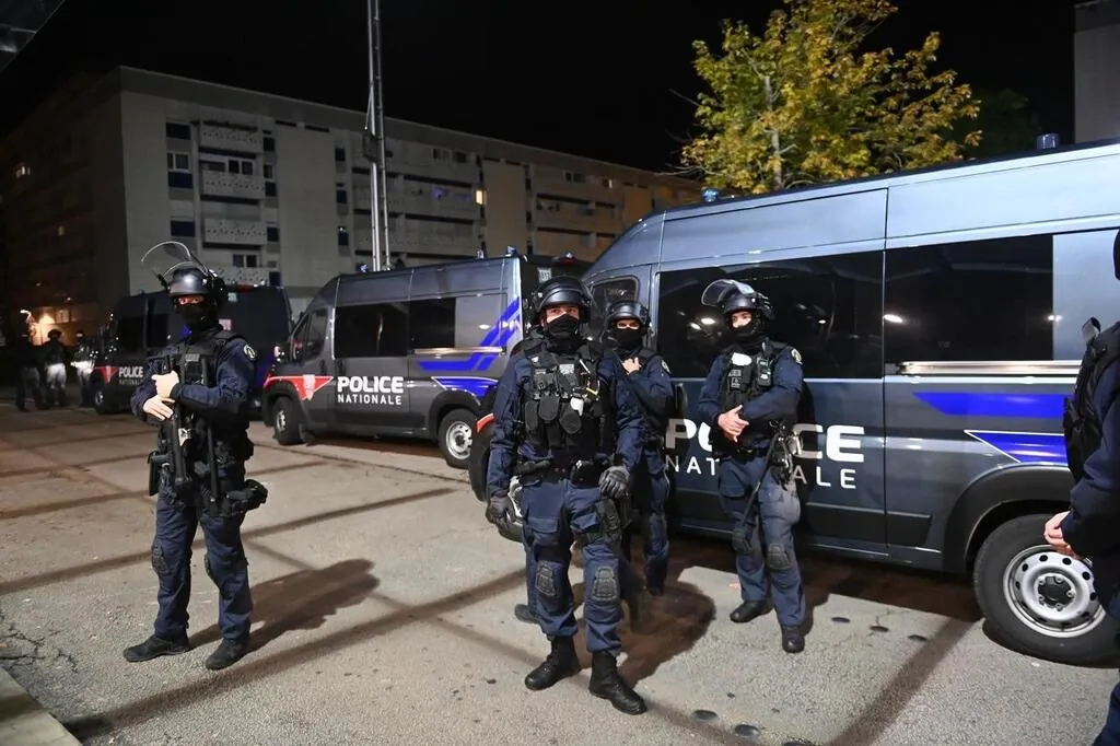 À Nantes, dans les cités et en centre-ville, des super CRS occupent le ...