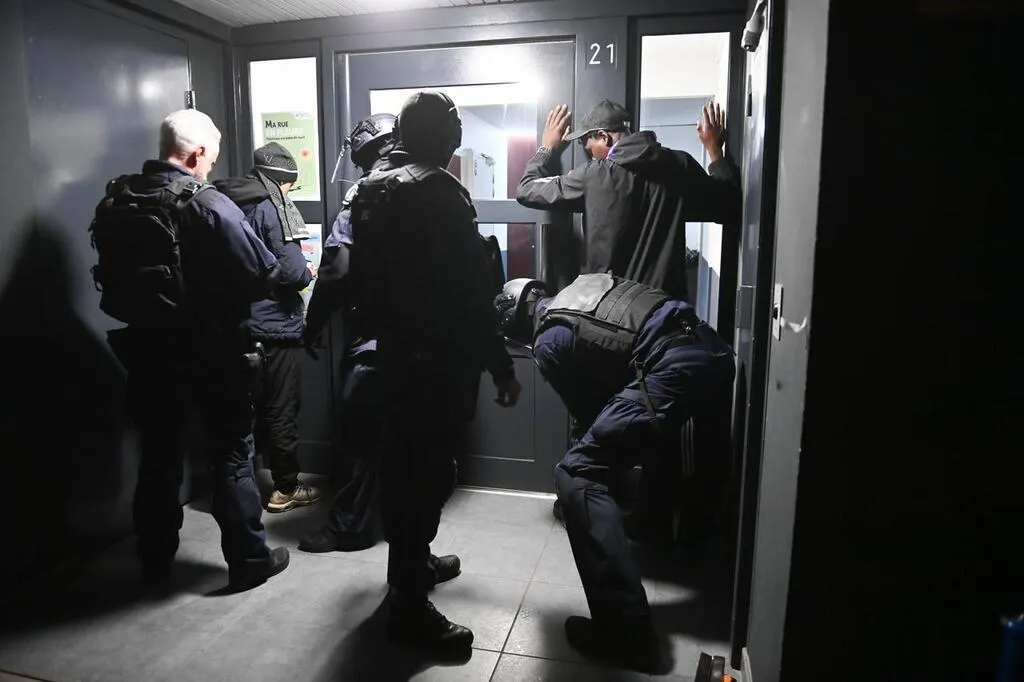 À Nantes, dans les cités et en centre-ville, des super CRS occupent le ...