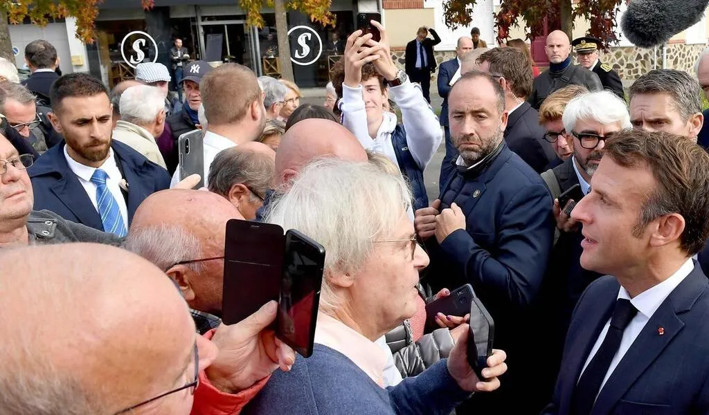 REPORTAGE. En Mayenne, le Dr Macron traverse un désert médical - Le ...