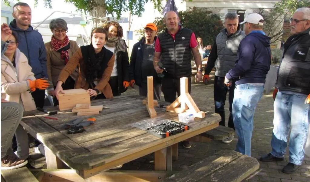 La Possonnière. Cheminots et résidents du foyer créent des mangeoires ...