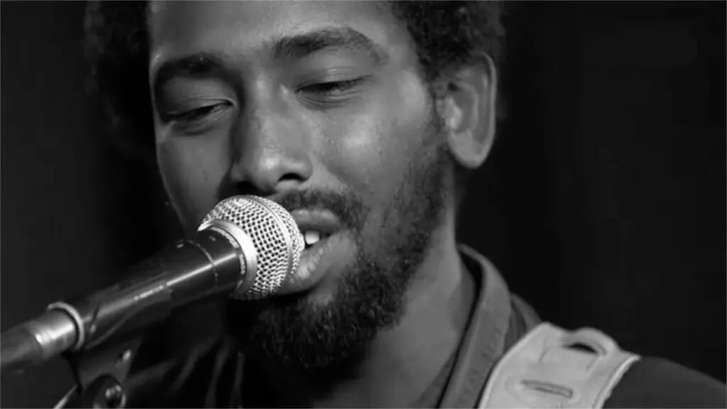 Bien connu à Lannion et Brest, le guitariste de rue Tom Simon s’est ...