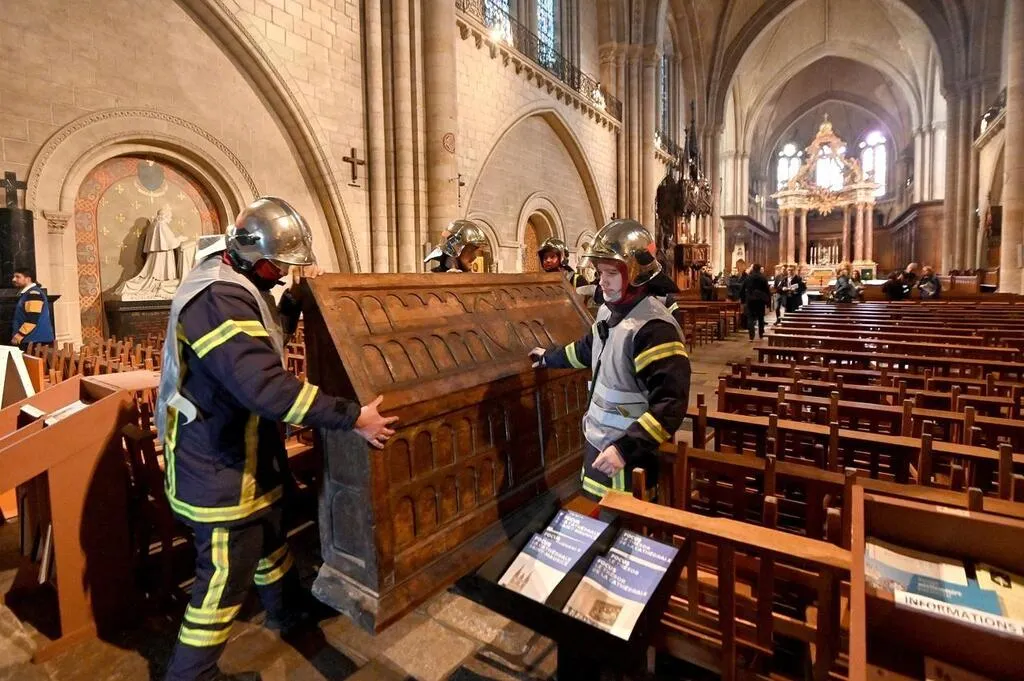 EN IMAGES. Pourquoi 34 pompiers étaient mobilisés à la cathédrale d ...