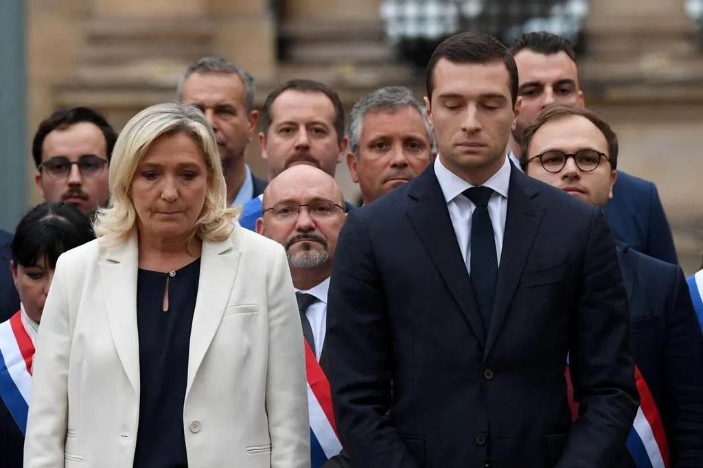 Les députés RN observent une minute de silence devant l’Assemblée en ...
