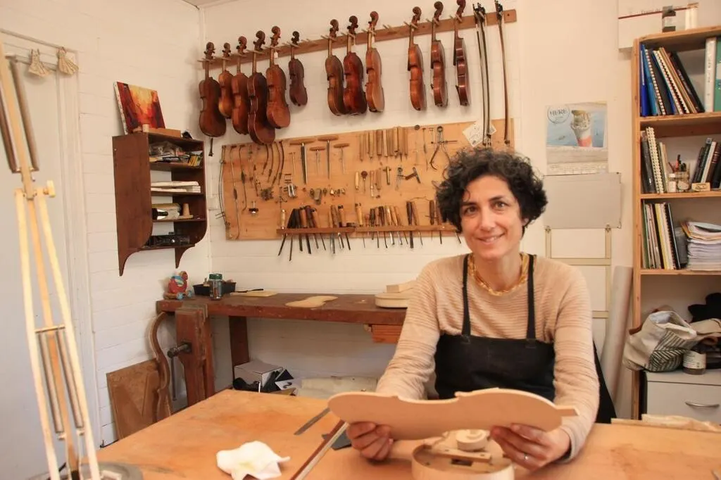 Tréguier. Anne Le Bail, luthière pour le conservatoire de musique ...