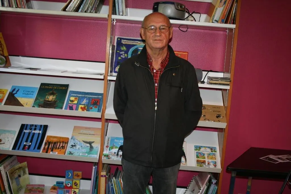 Alain Le Roux écrivain poète et critique a présenté son dernier recueil ...