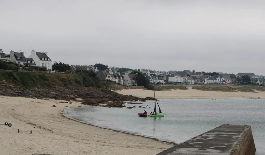 Audierne. Des élus réagissent après les tags sur le portail du maire ...
