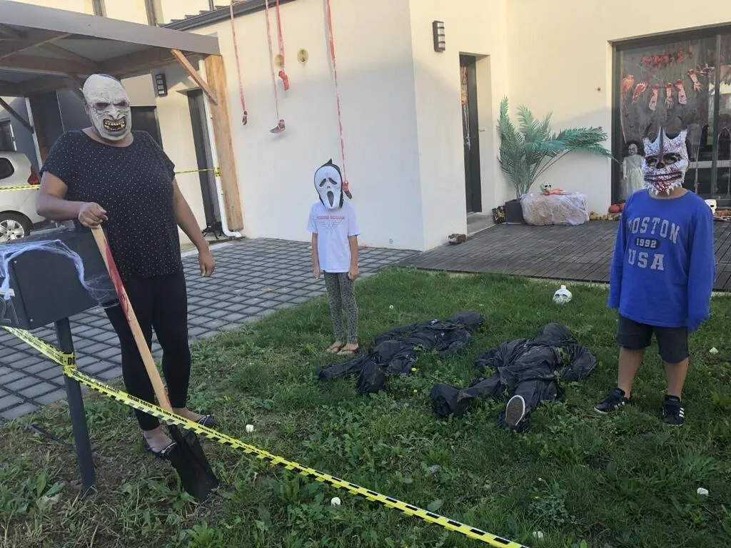 Pour Halloween, de faux cadavres font causer dans ce bourg breton ...