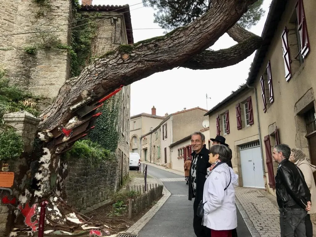 Près de Nantes. Une sculpture de métal sauve le fameux pin couché de ...