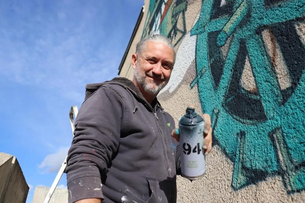 La Flèche. L’artiste Wen2 peint un monde en lévitation sur le mur du foyer des Carmes - Le Mans ...