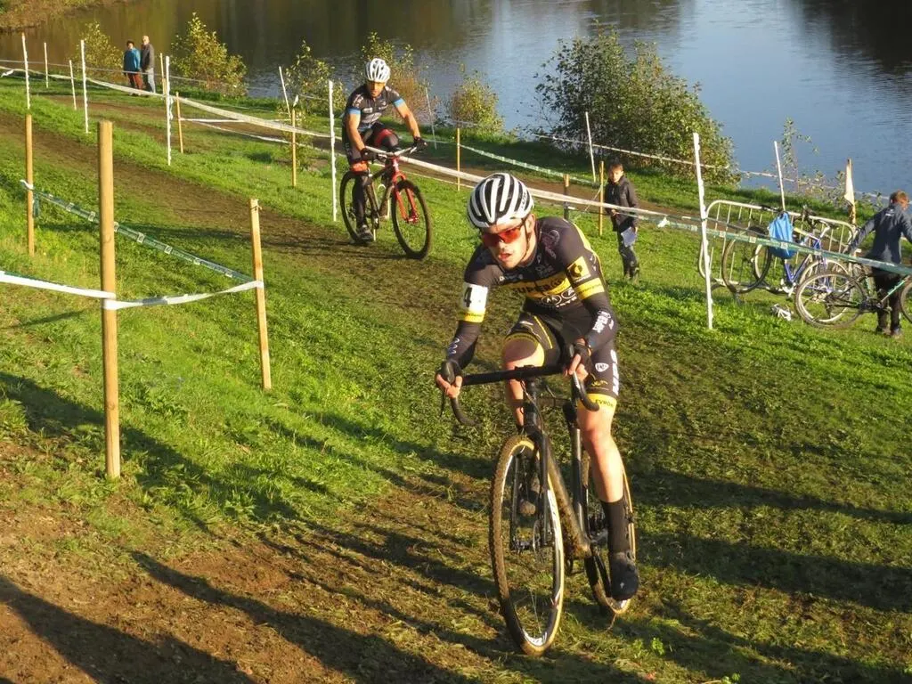 Cyclo-cross. Hugo Mulon s’impose sans forcer à Azé . Sport - Le Mans ...